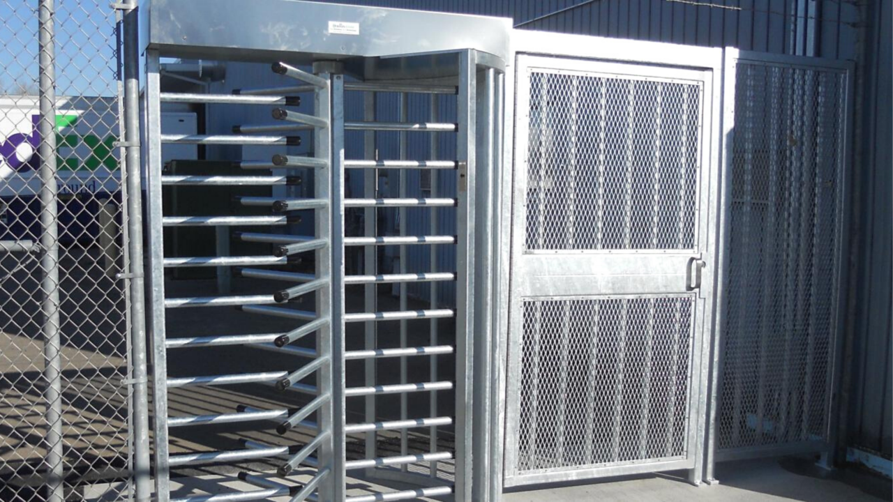 Full Height Side Gate - Turnlock Side Gate | Boon Edam