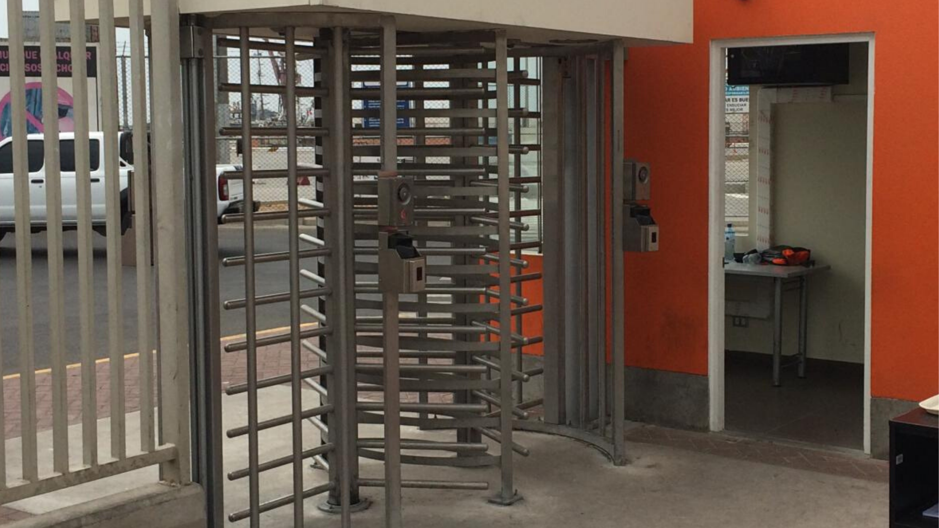 Pedestrian Turnstile Gate - Turnlock 100 | Boon Edam